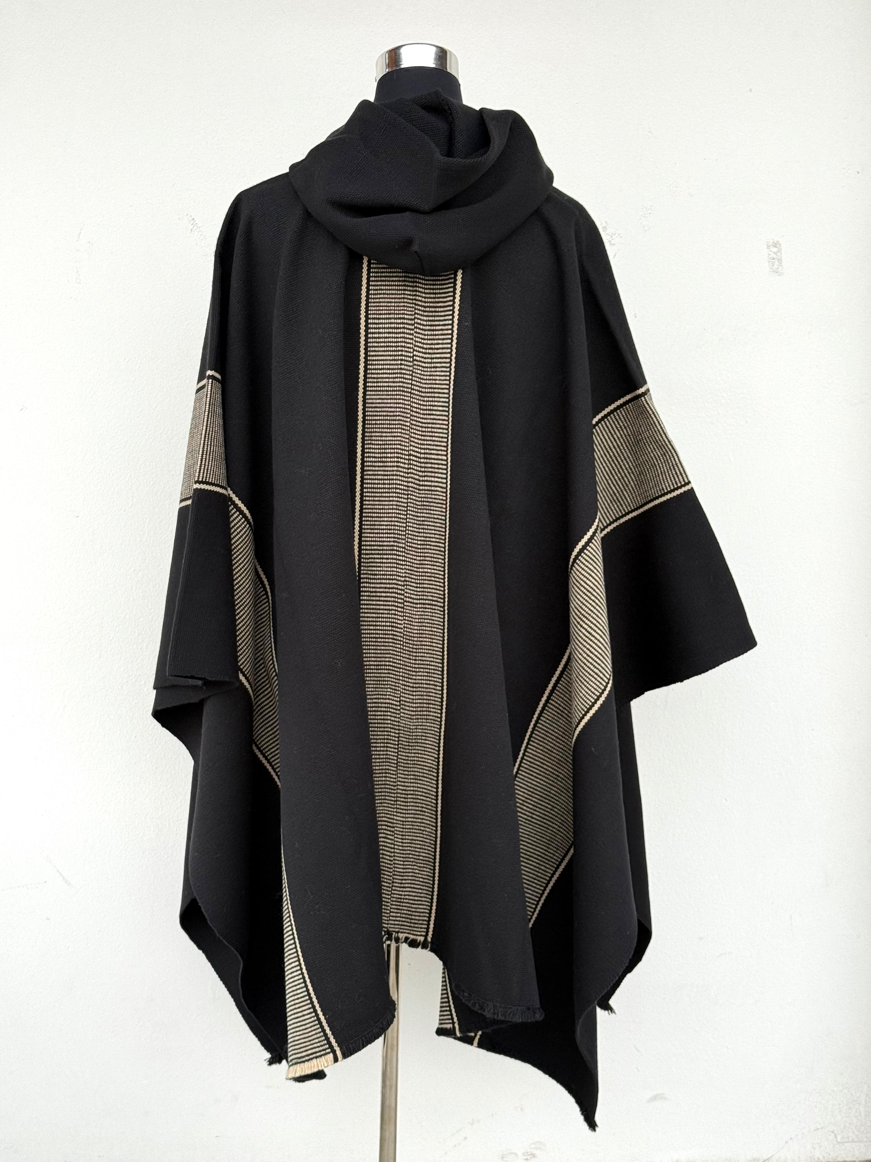 Poncho Diseño Mapuche con Capucha . Lana y Alpaca - Negro con Beige ...